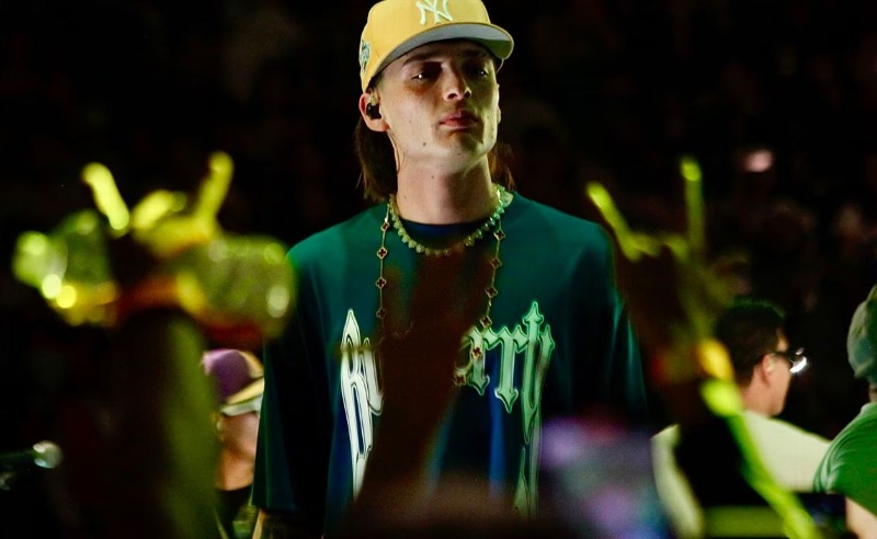 ¡Peso Pluma sufre accidente y termina desnudo en el escenario! (+Video) | Ya! FM